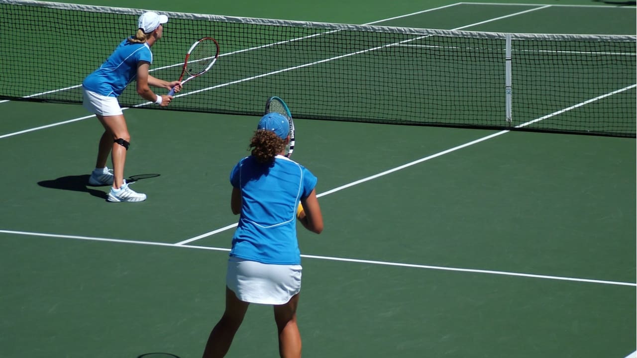 テニスのダブルスとは？シングルスとの違いやルールを分かりやすく解説