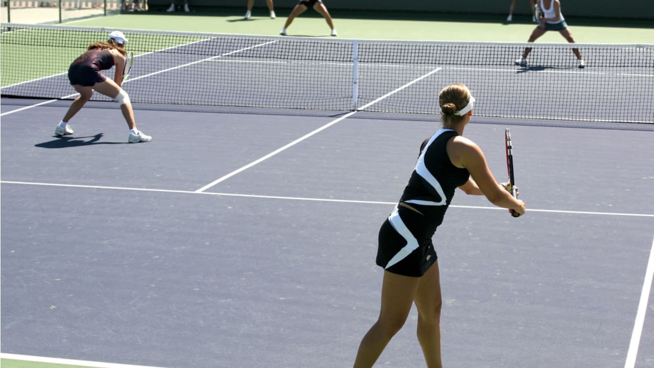 テニスのダブルスとは？シングルスとの違いやルールを分かりやすく解説