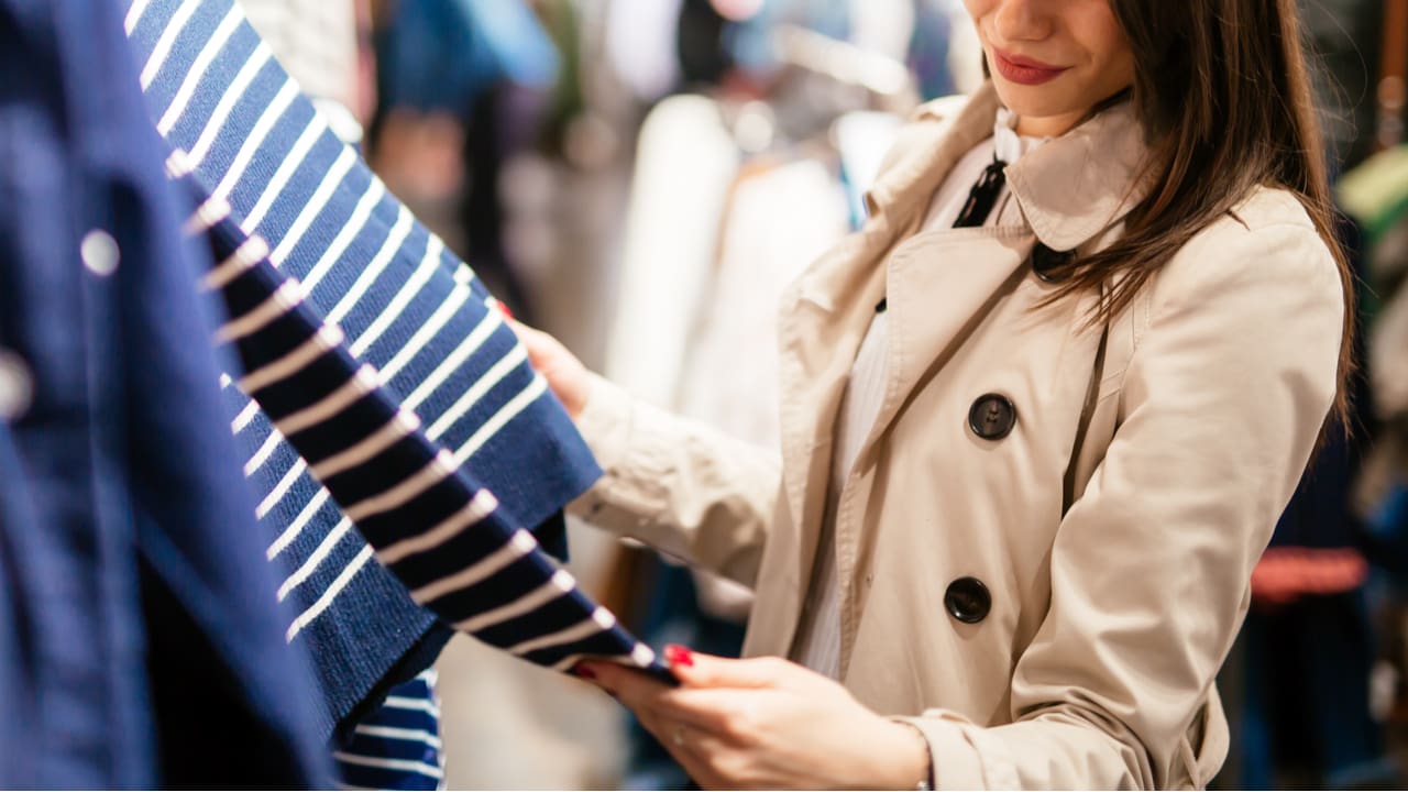 服の生地に使われる素材の種類を一覧で解説！季節別のおすすめはどれ？