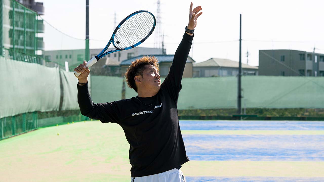 テニスのサーブをうまく打つには？初心者向け上達のコツを解説